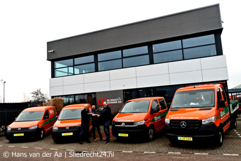 Vier nieuwe bedrijfswagens van Veth & Kaptein Auto's voor De Groot ...