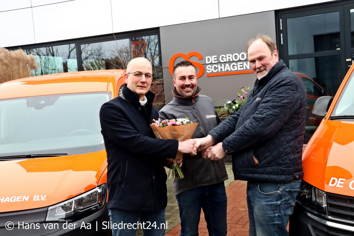 Vier nieuwe bedrijfswagens van Veth & Kaptein Auto's voor De Groot ...