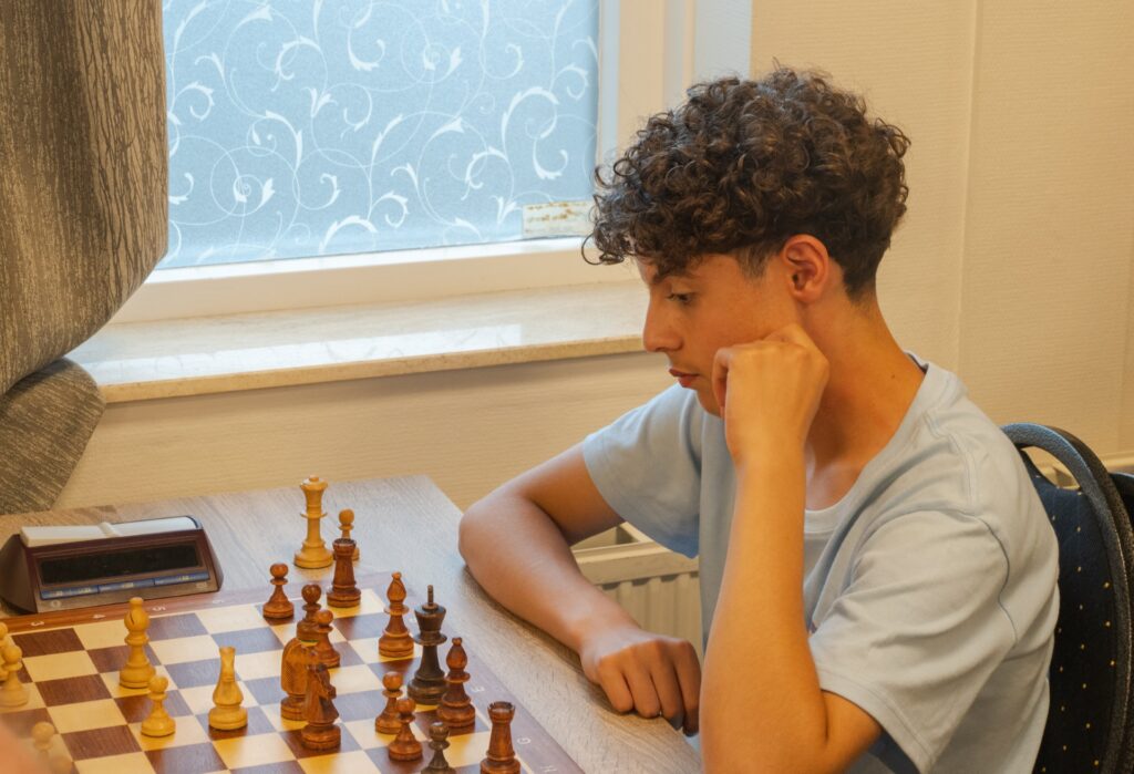 Jeugdschaker Jabber Al-Yassin scoort punten in vakantietoernooi ...