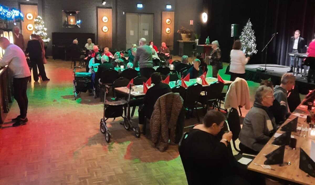 Stichting Het Vlot viert kerst in grote zaal partycentrum De Lockhorst ...