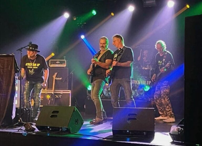 Ouderwets rocken met Stick ’Em Up op podium in Café Korevaar - Sliedrecht24